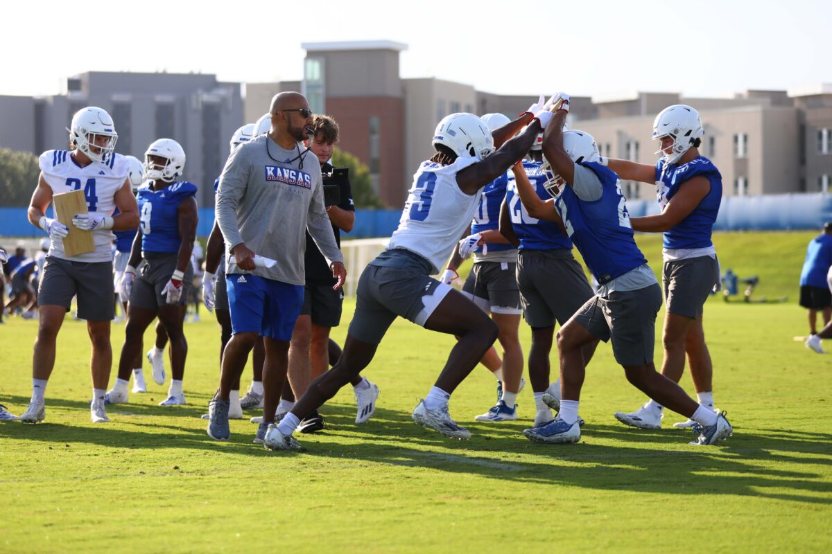 It’s ‘leadership by committee’ for KU linebackers this season - KU Sports